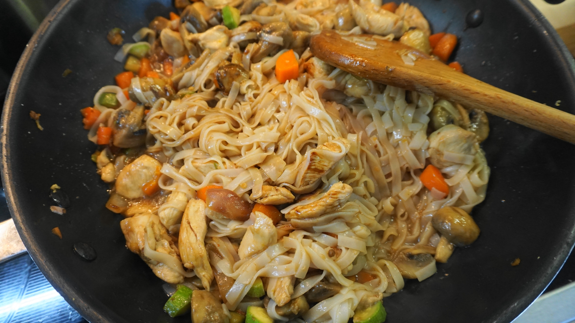 Νουντλς με κοτόπουλο και λαχανικά - pad thai