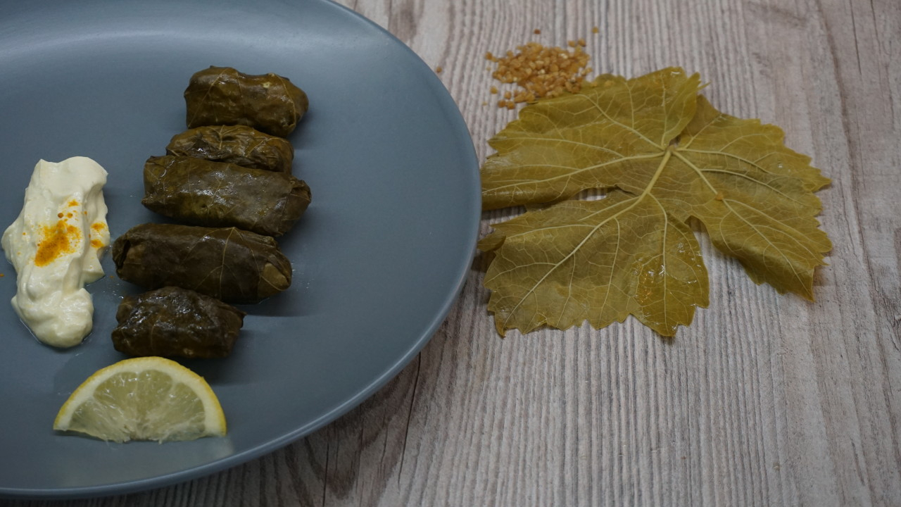 Ντολμαδάκια με πλιγούρι και κιμά κοτόπουλο