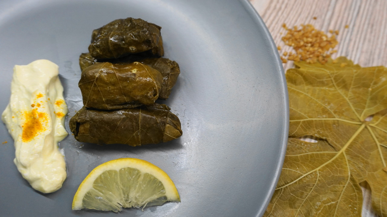 Ντολμαδάκια με πλιγούρι και κιμά κοτόπουλο