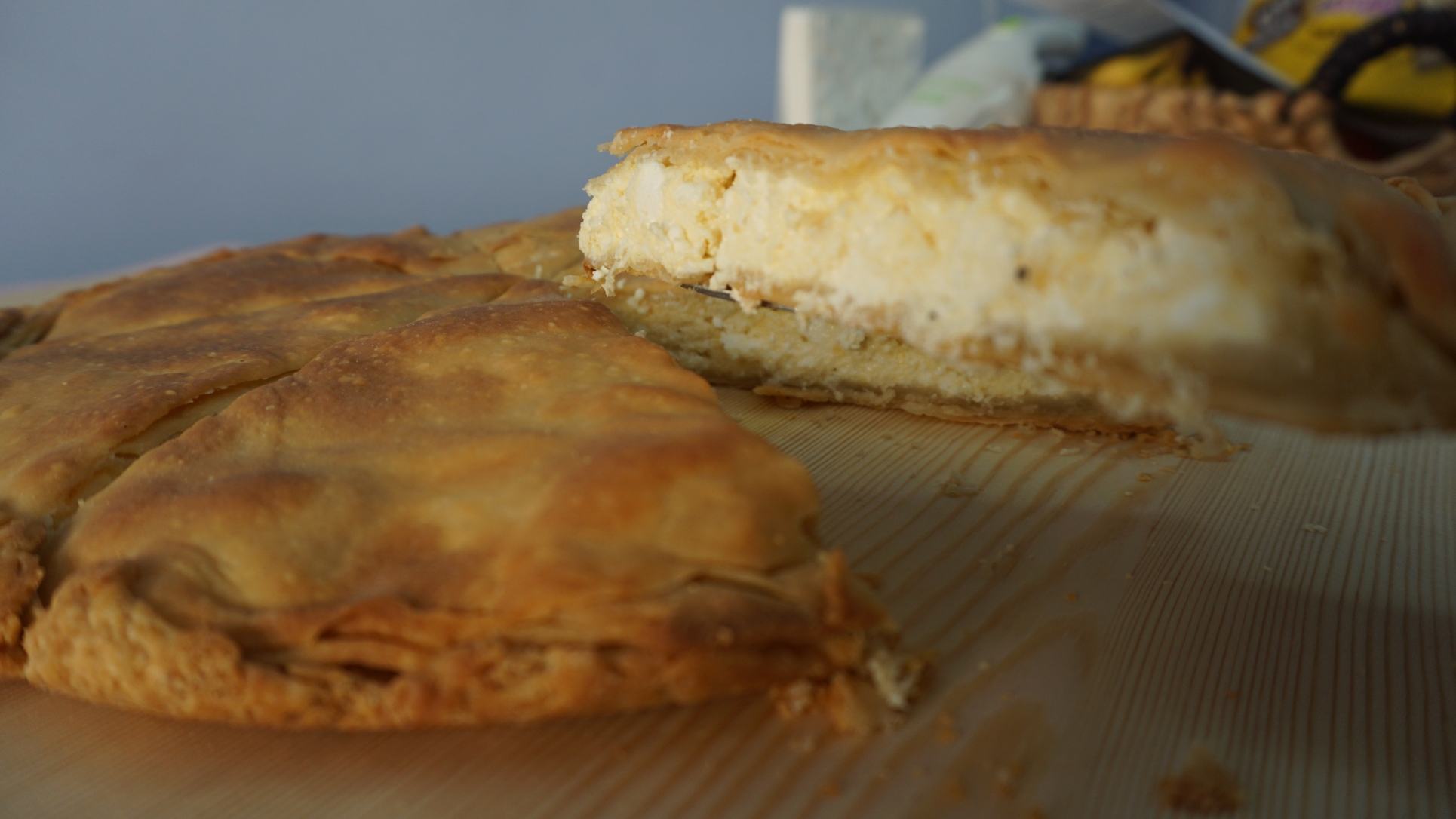 Τυρόπιτα ταψιού χωριάτικη με τρία τυριά | greekcookingbykaterina.com