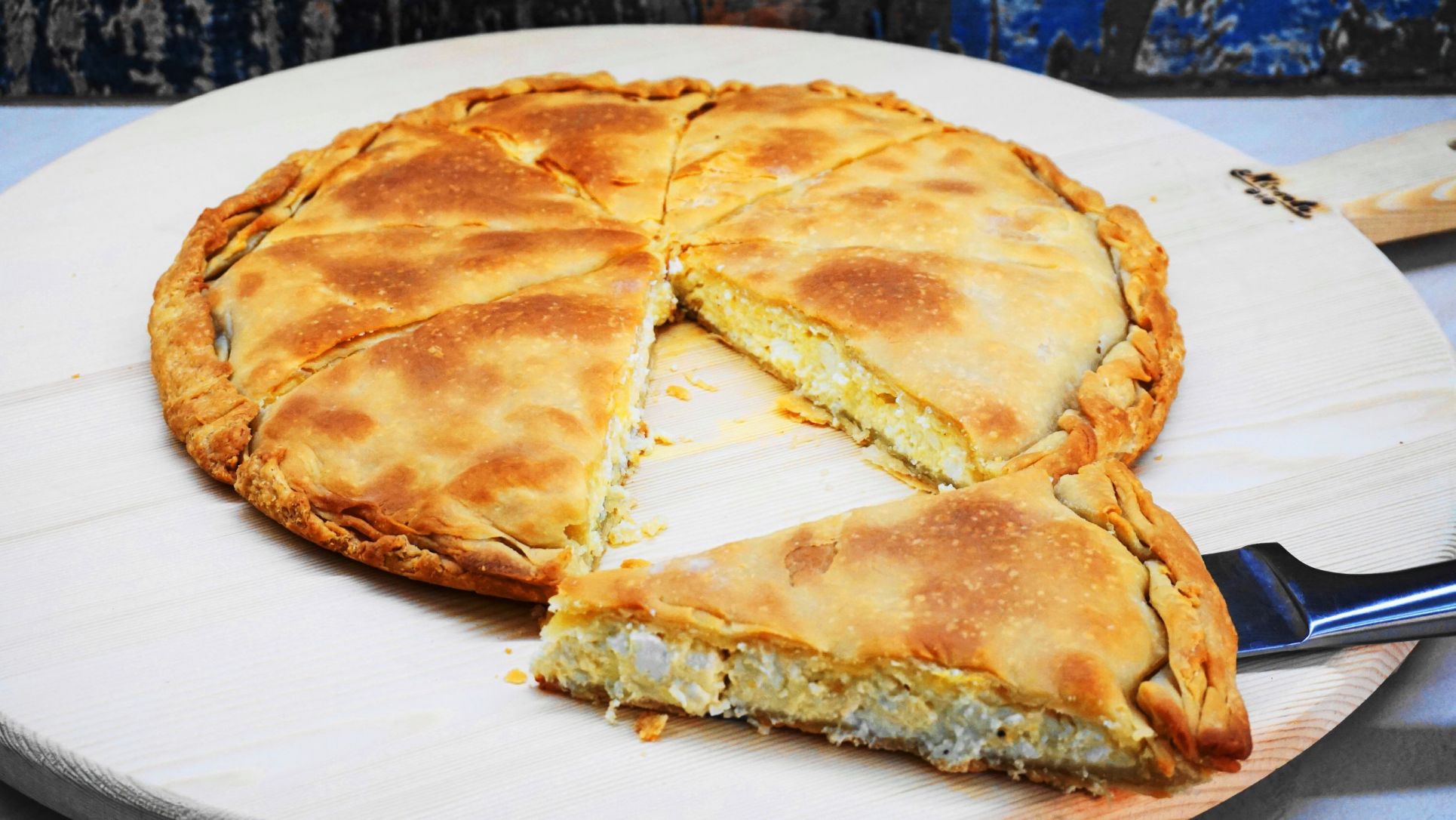 Τυρόπιτα ταψιού χωριάτικη με τρία τυριά | greekcookingbykaterina.com