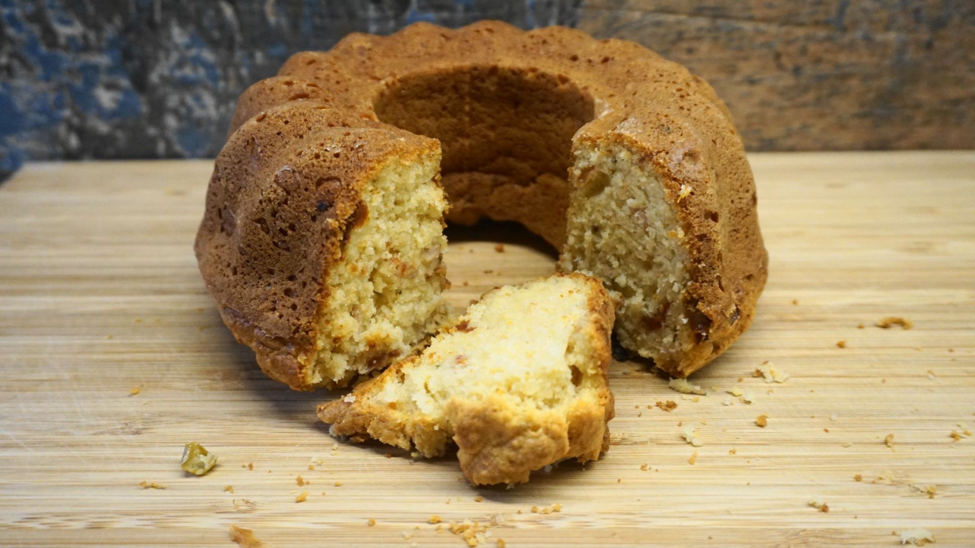 Αλμυρό κέικ με λιαστή ντομάτα και μπέικον