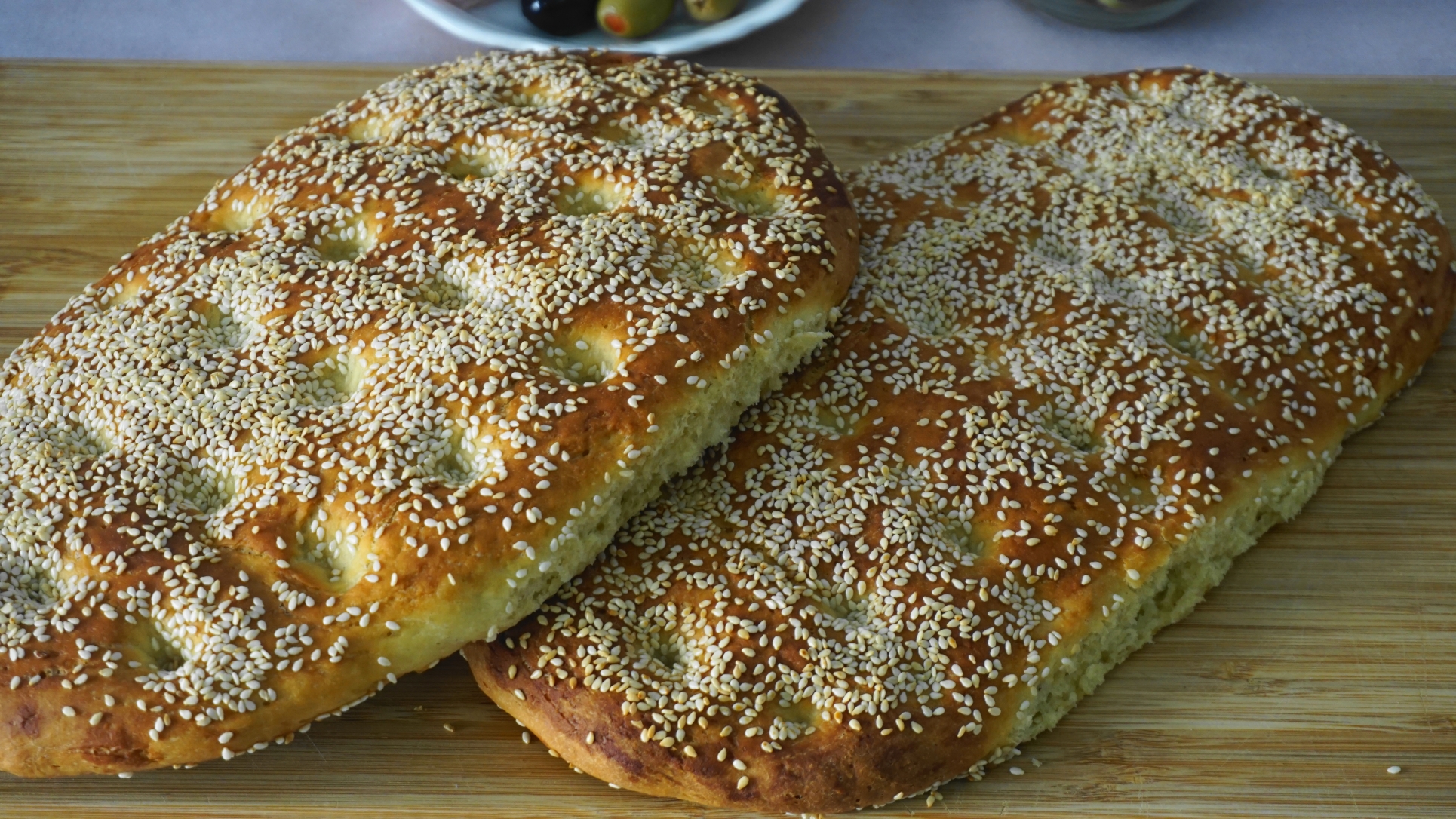 Λαγάνα παραδοσιακή με ταχίνι και σουσάμι | greekcookingbykaterina.com