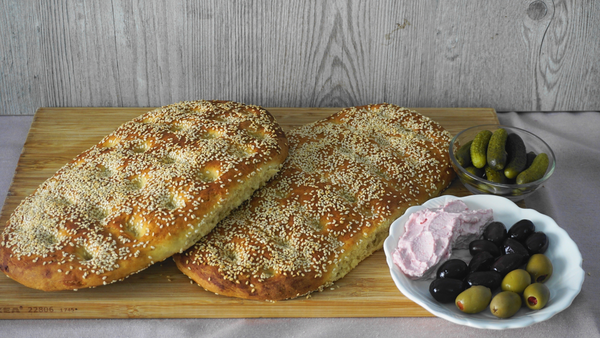 Λαγάνα παραδοσιακή με ταχίνι και σουσάμι | greekcookingbykaterina.com
