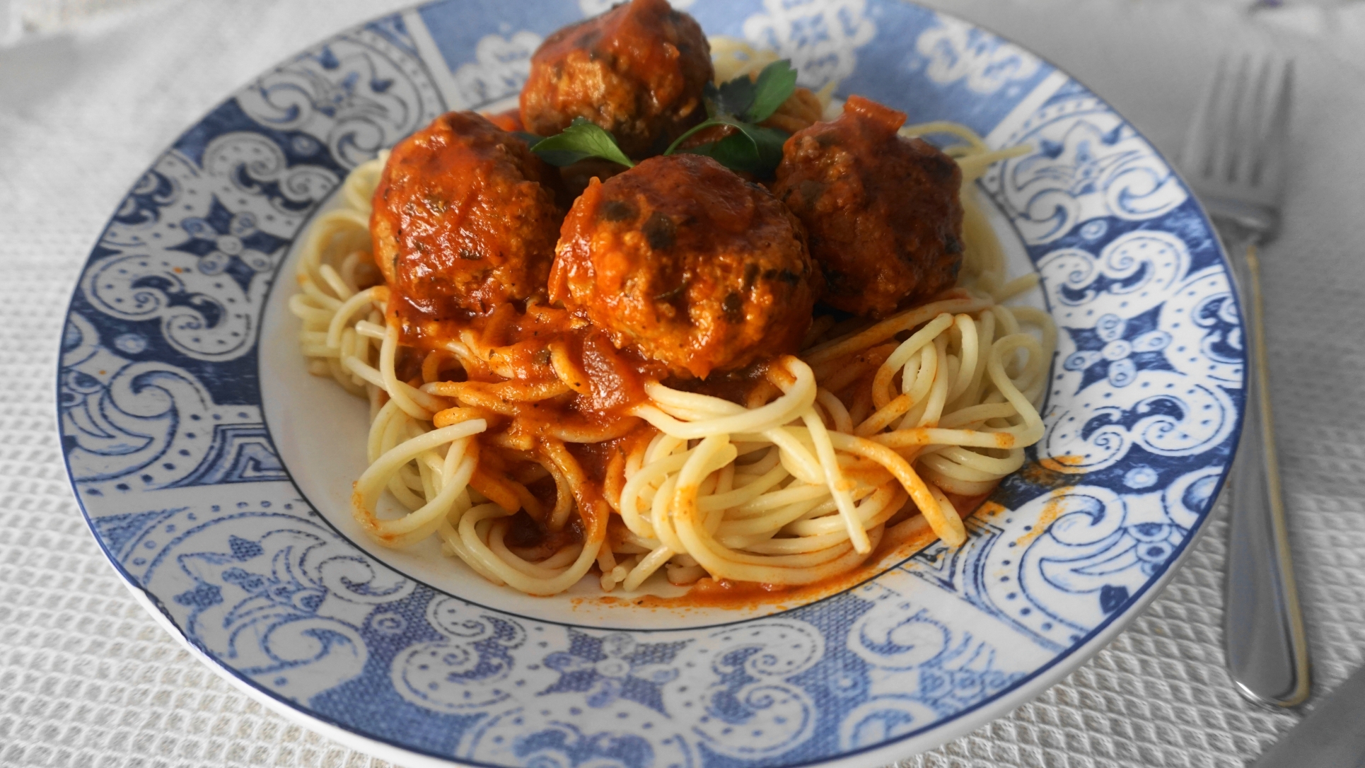 Σπαγγέτι με κεφτεδάκια σε κόκκινη σάλτσα - spaghetti and meatballs