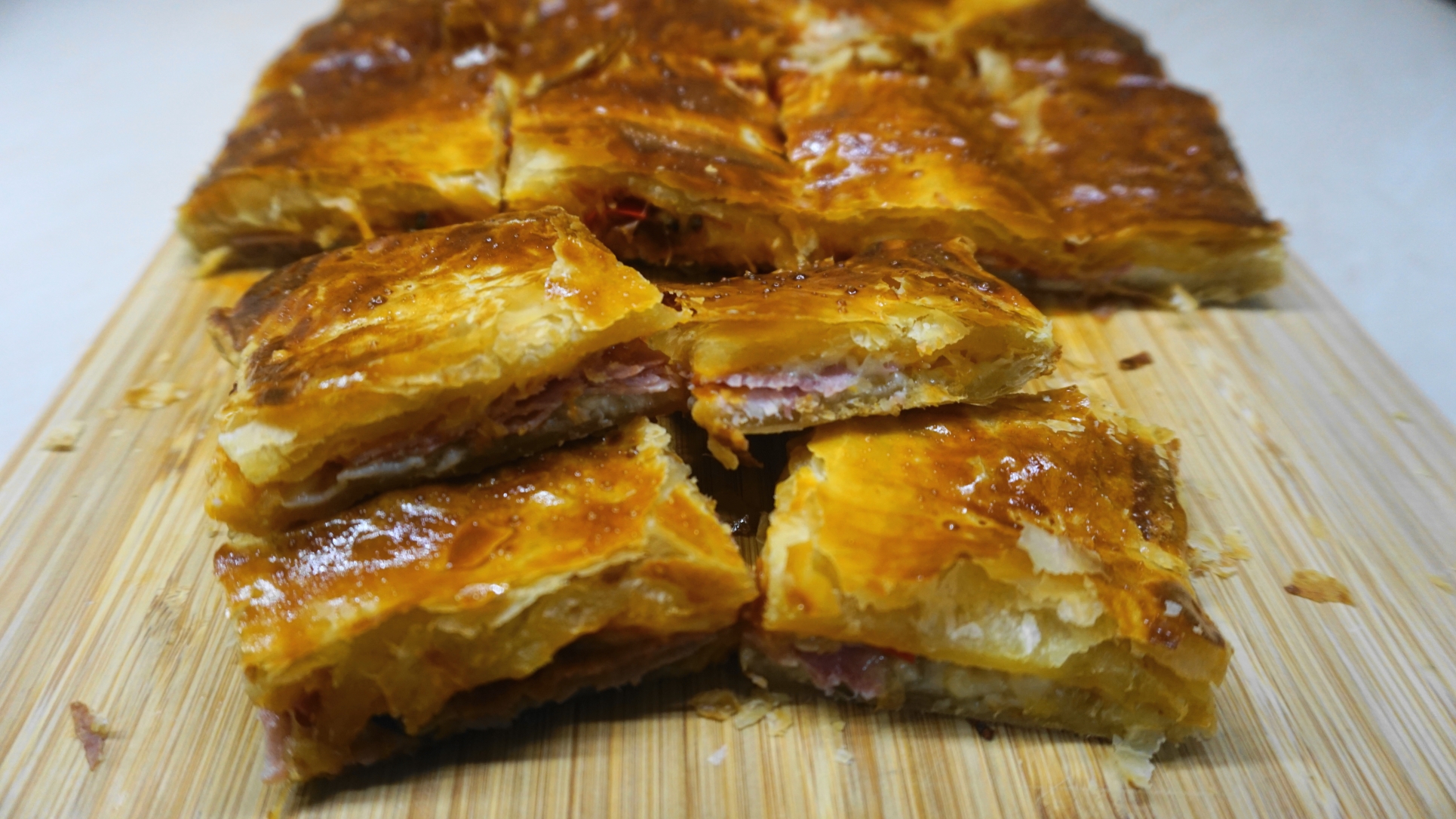 Πίτσα σφολιάτα | greekcookingbykaterina.com