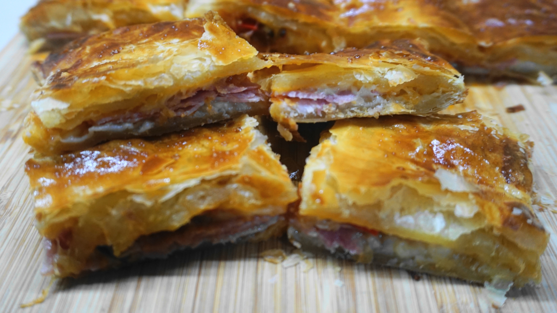 Πίτσα σφολιάτα | greekcookingbykaterina.com