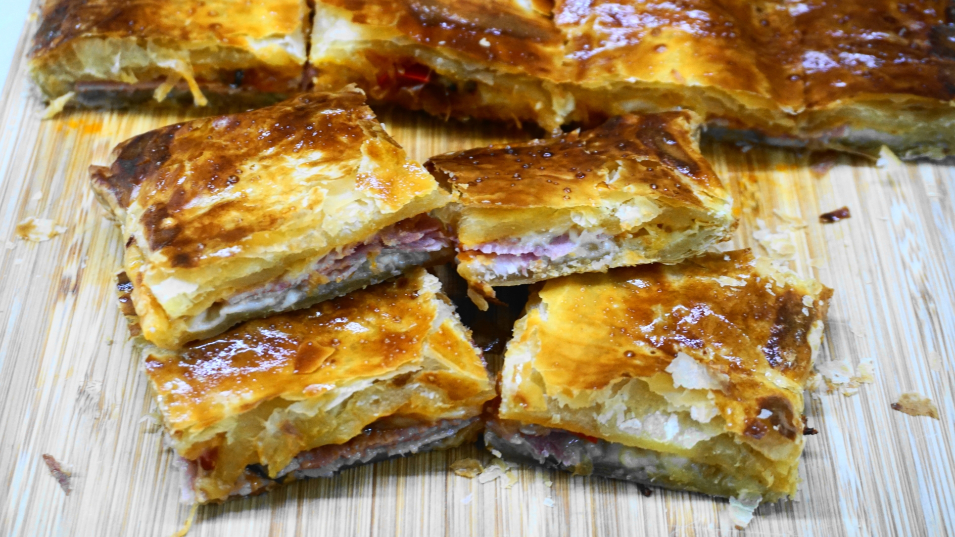 Πίτσα σφολιάτα | greekcookingbykaterina.com