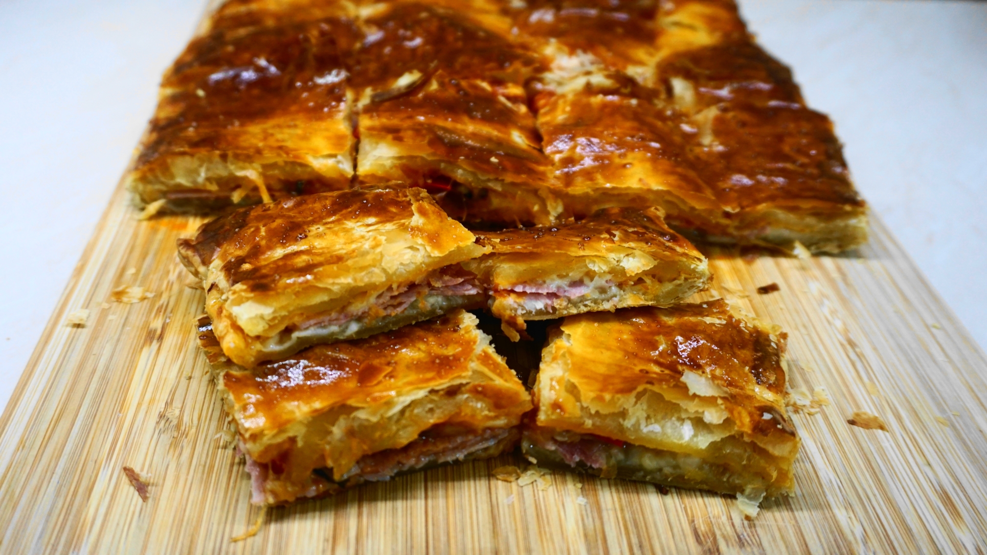 Πίτσα σφολιάτα | greekcookingbykaterina.com
