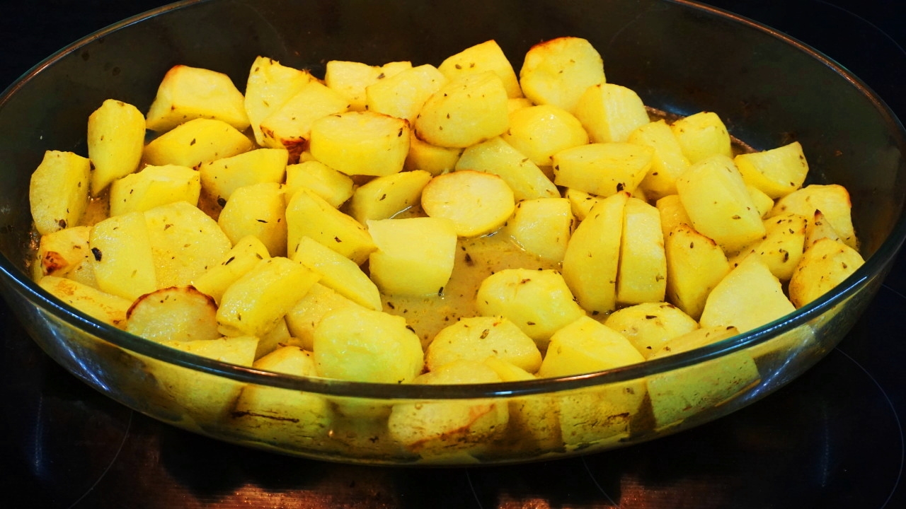 Πατάτες φούρνου. Συνταγή και μυστικά για τέλειες πατάτες στο φούρνο.