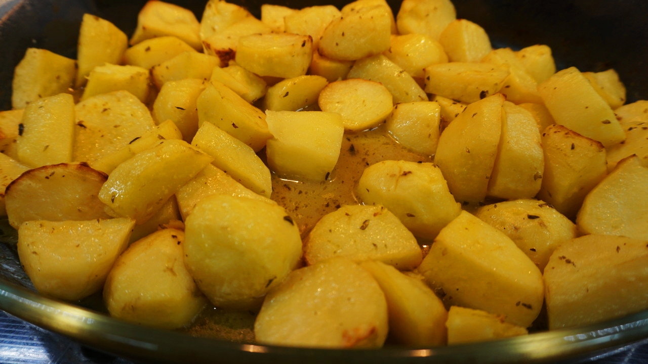 Πατάτες φούρνου. Συνταγή και μυστικά για τέλειες πατάτες στο φούρνο.