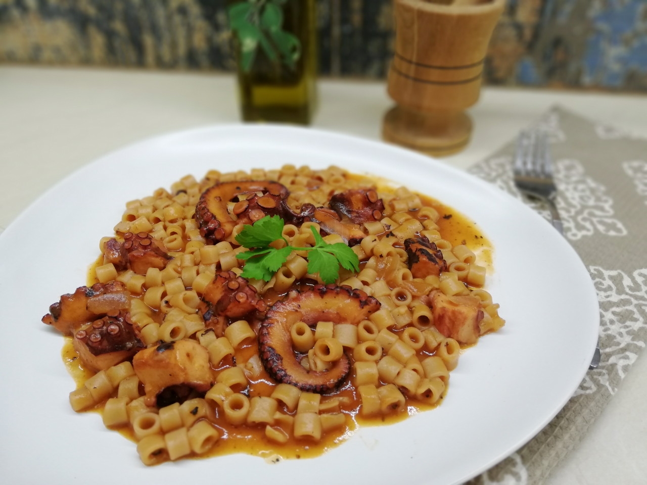 Χταπόδι με κοφτό μακαρονάκι | greekcookingbykaterina.com